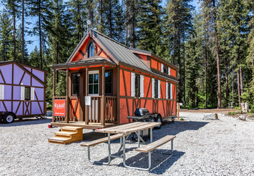 Want a little overnight getaway? Try the Leavenworth Tiny House Village ...